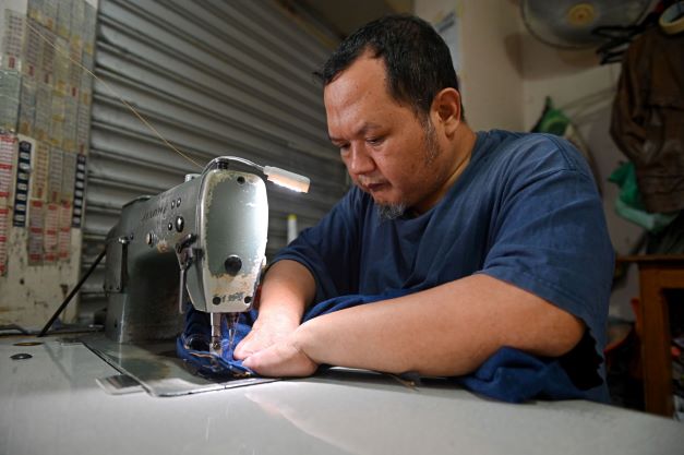 Tukang jahit OKU terima banyak tempahan menjelang Syawal