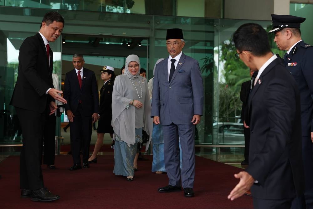 Agong, Queen visit ACM, EGC in Singapore