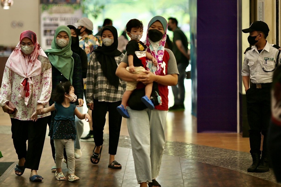 Establishments in Kuching await guidelines from management on mask wearing
